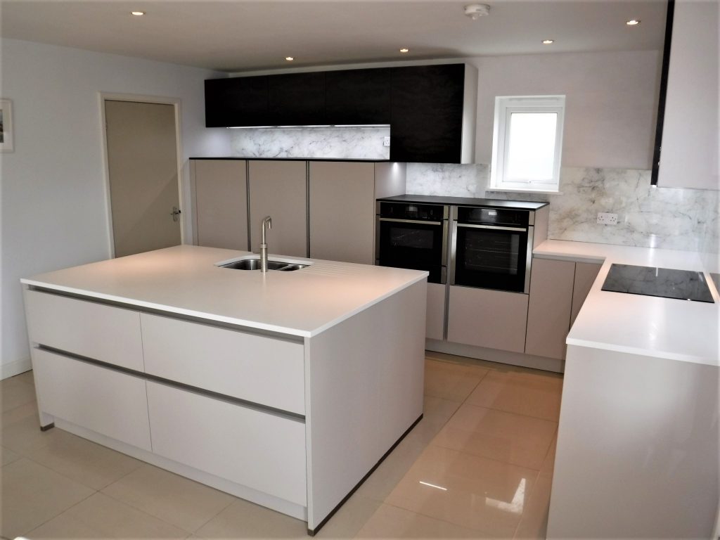 Kitchen with Jackson Pollock style Glass - Linear Kitchen Designs